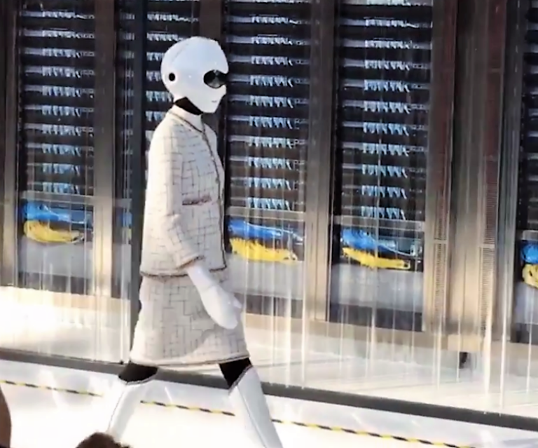 Des robots défilent pour Chanel - Planète Robots