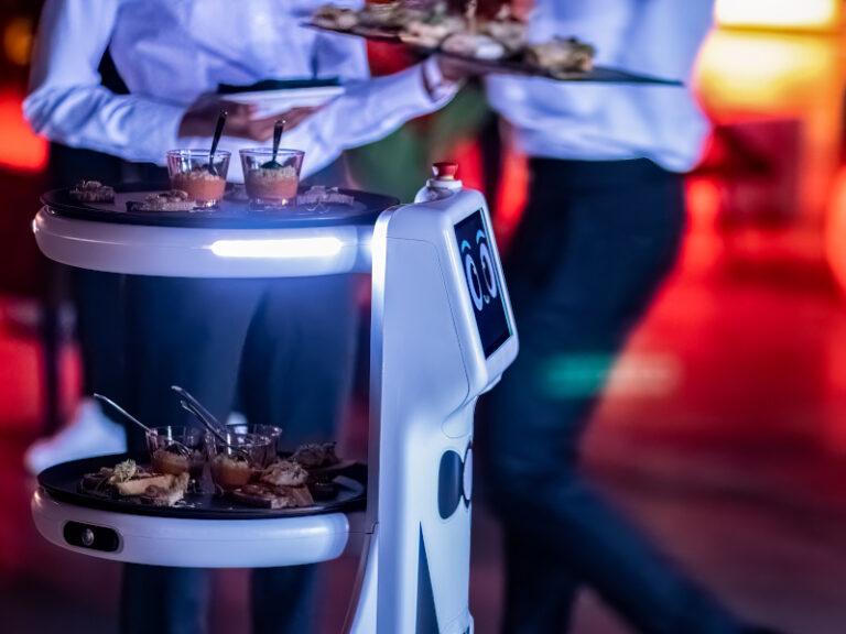 Plato : Aldebaran revient avec un nouveau robot pour la restauration ...