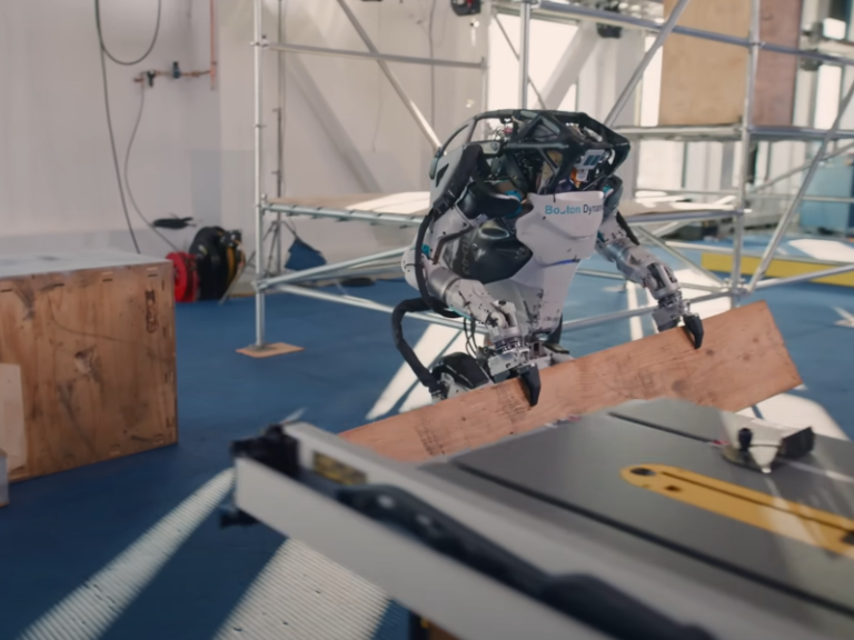 Le robot Atlas de Boston Dynamics montre ses capacités sur un chantier - Planète Robots